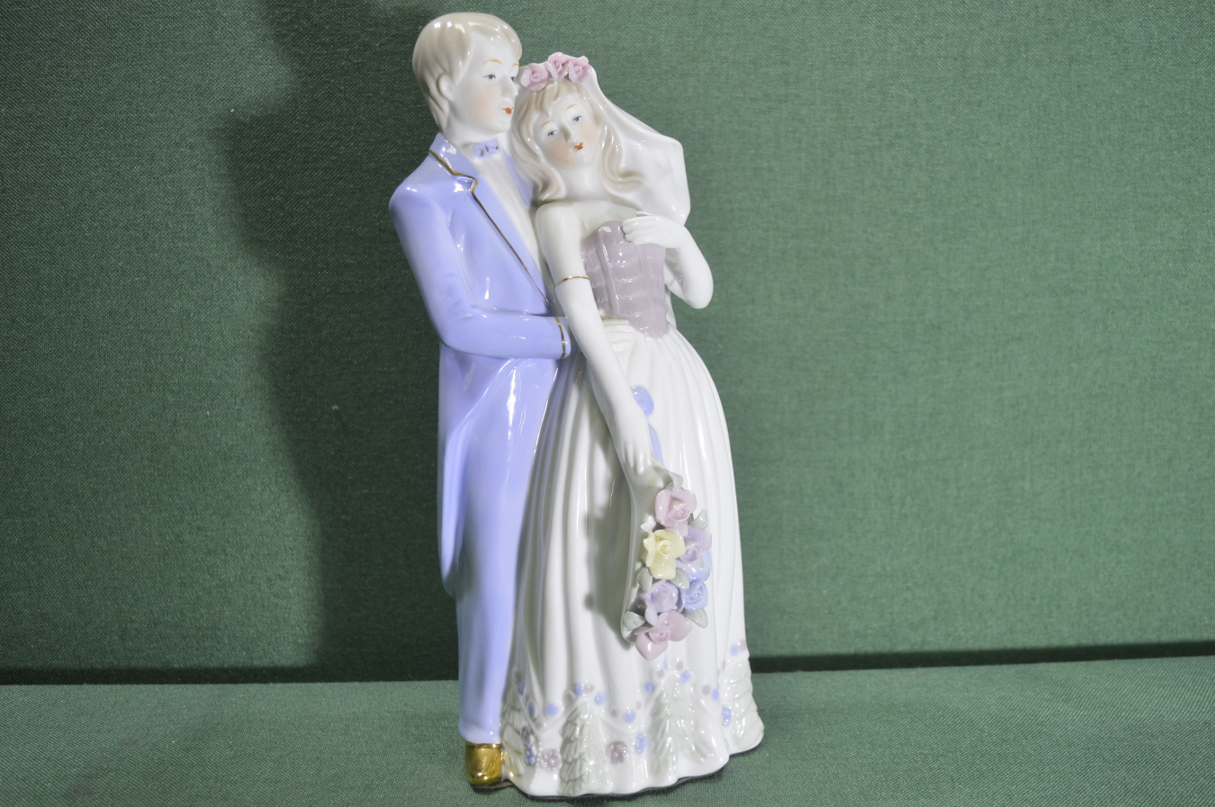 Купить Статуэтка, фигурка фарфоровая "Обнимающаяся пара, жених и ...