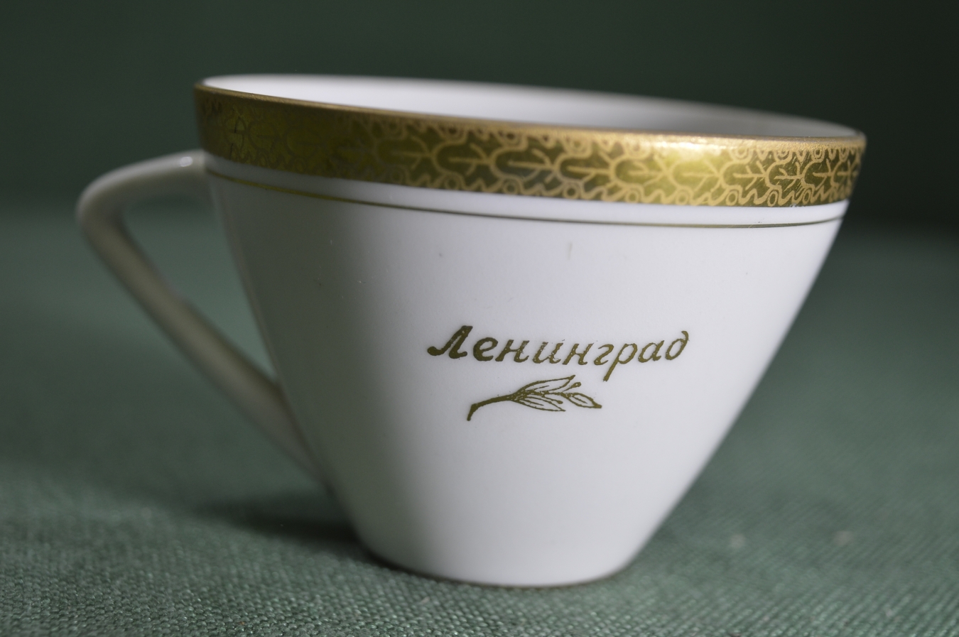 Купить Чашка фарфоровая "Ленинград". Позолота, фарфор. ЛФЗ. С дефектом ...