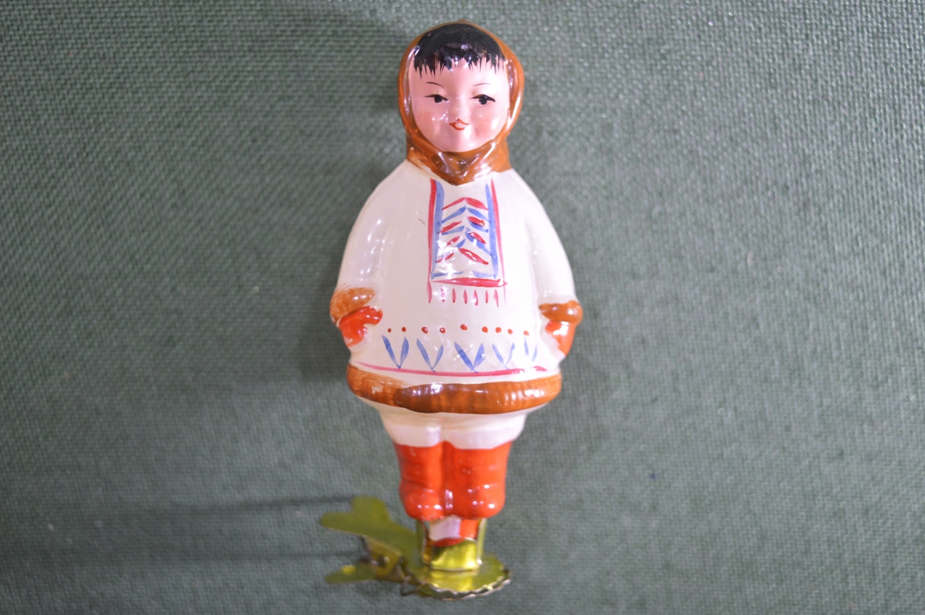 Купить Елочная игрушка Якутка северянка девочка в национальной одежде Стекло прищепка