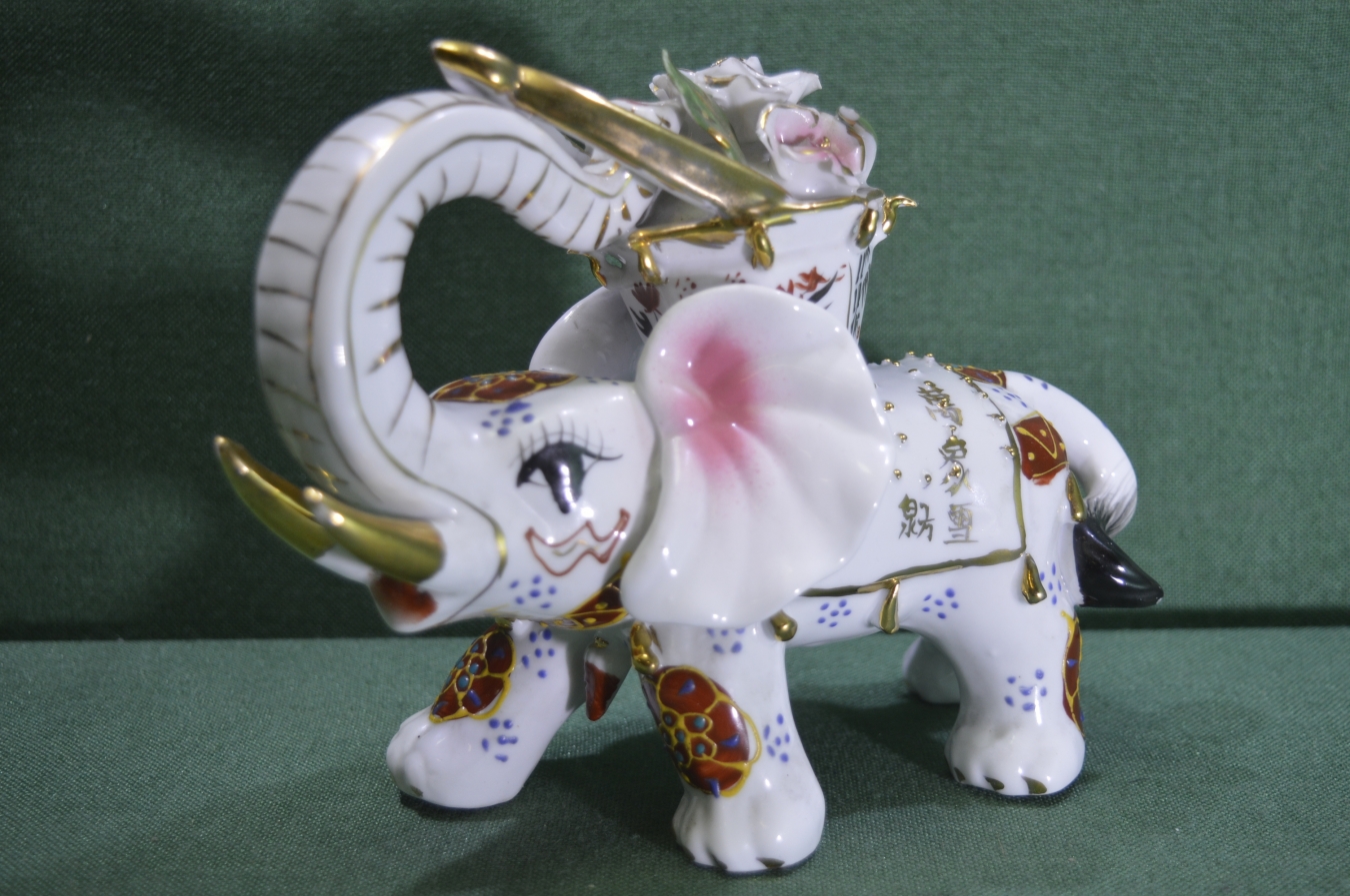 Купить Фигурка статуэтка фарфоровая Слон с корзиной цветов Фарфор Азия в интернет аукционе