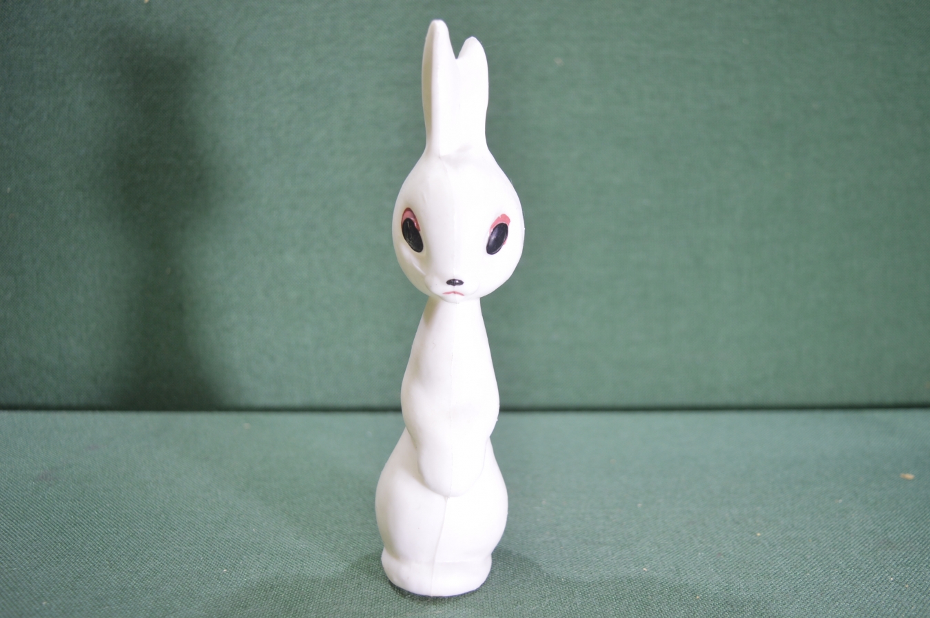 Купить Игрушка пластмассовая Заяц зайчик беляк Клеймо ОХК Охтален 26 коп Пластмасса СССР