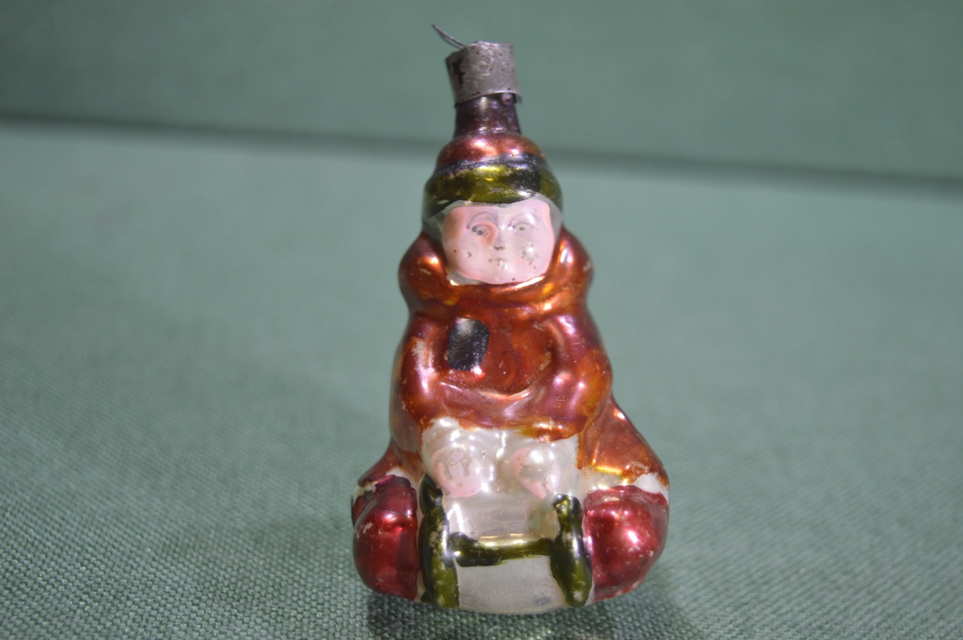 Купить Игрушка елочная новогодняя Мальчик на санках Стекло СССР в интернет аукционе