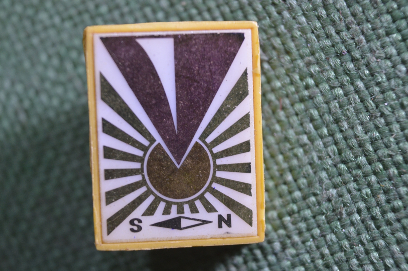 Купить Знак, значок "Юг - Север, S-N". Стекло, зеркальный. Ситалл. СССР ...