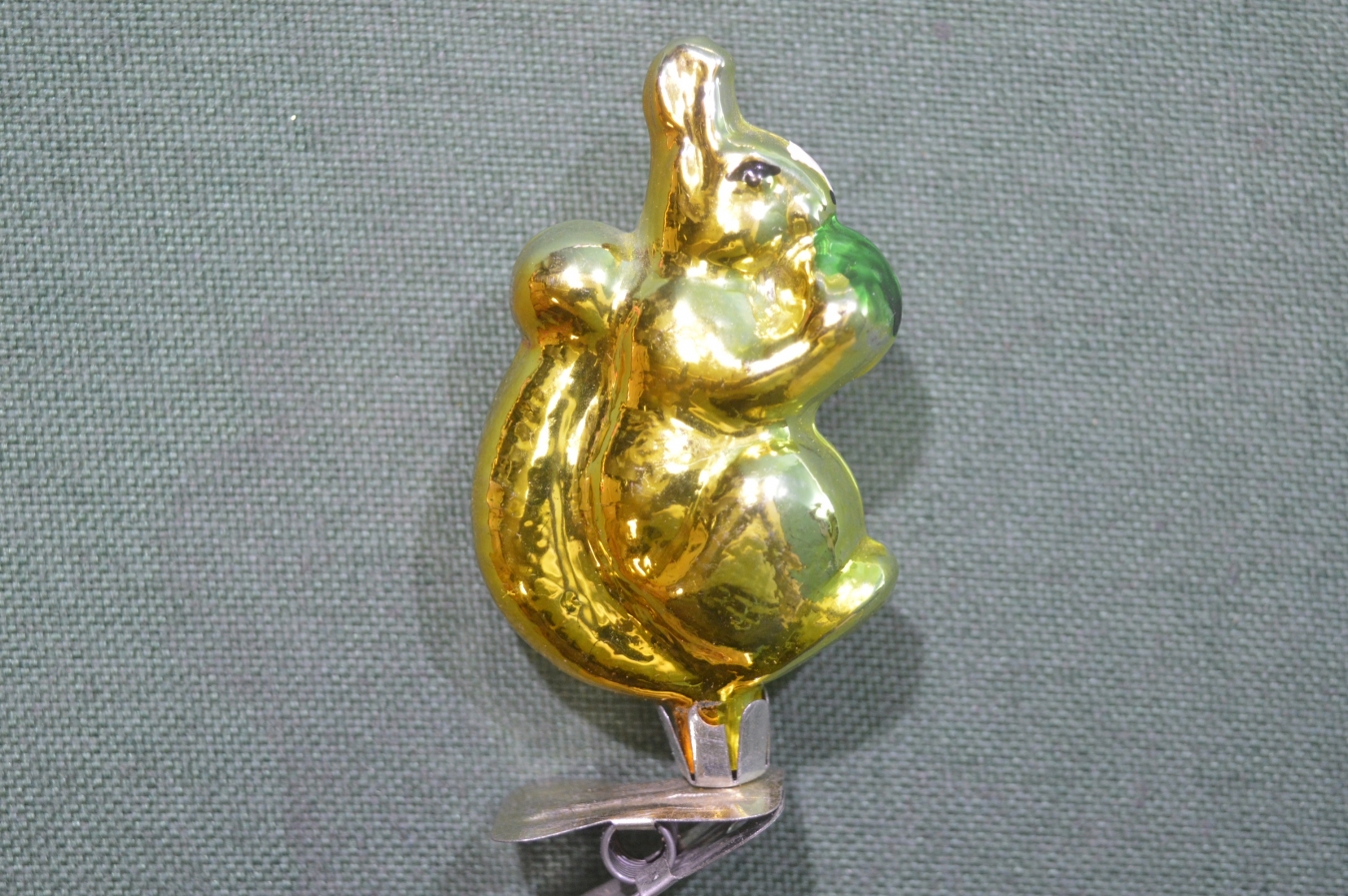 Купить Игрушка елочная стеклянная Белка белочка золотая с орехом Новогодняя Стекло прищепка