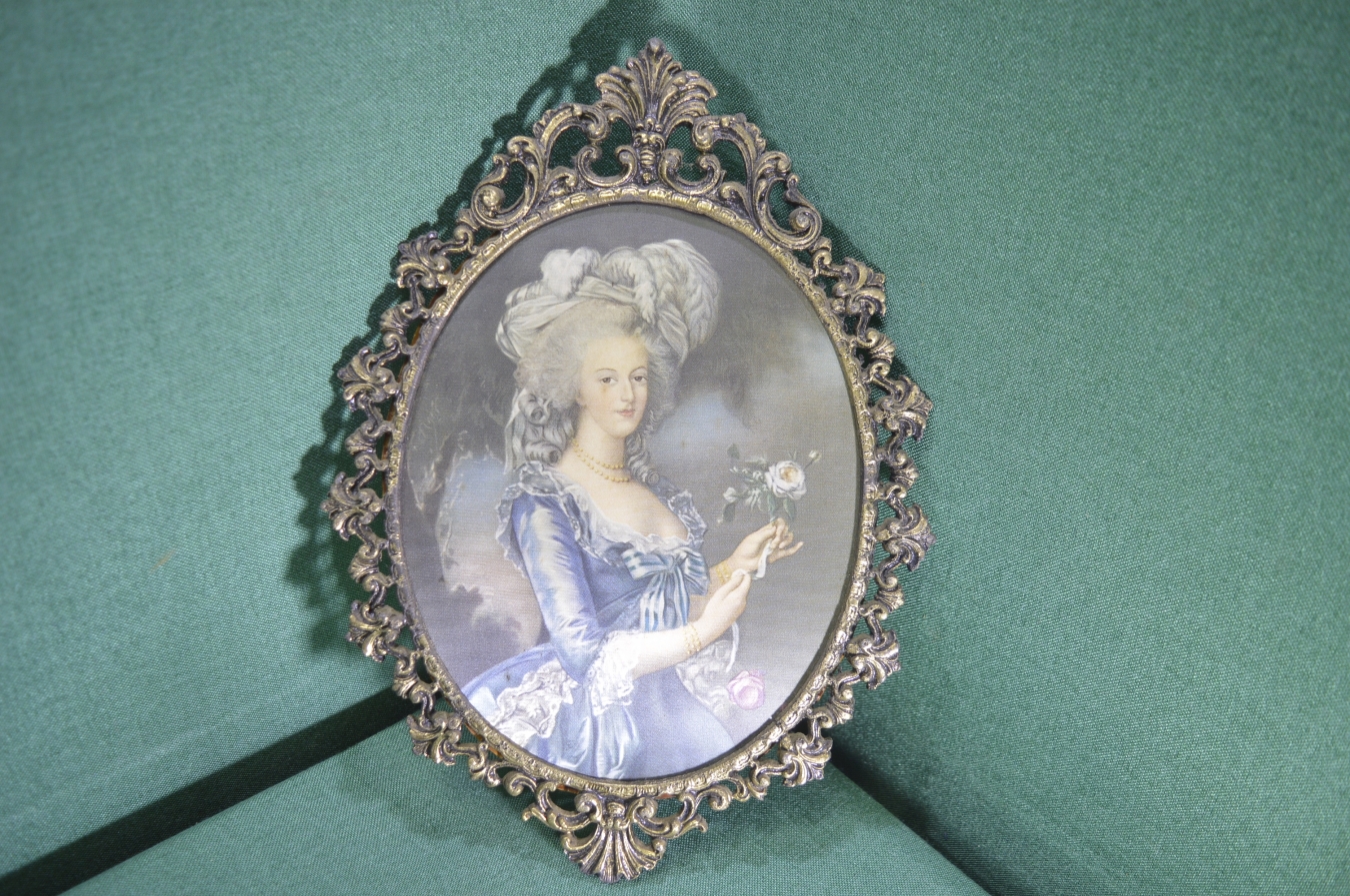 Купить Картина на шелке Дама в шляпке Шелк металлическая рамка в интернет аукционе