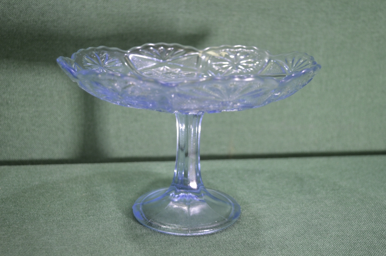 Купить Ваза конфетница фруктовница на ножке стеклянная Голубое стекло СССР в интернет